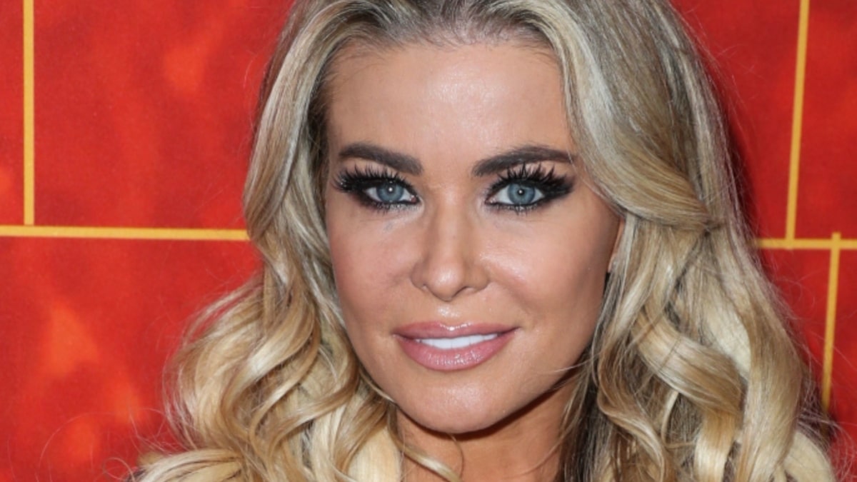Carmen Electra in string bikini drinks Coca-Cola - Worldnews.com