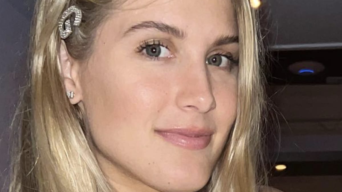 Genie Bouchard Is Playful For Post workout Mirror Selfie