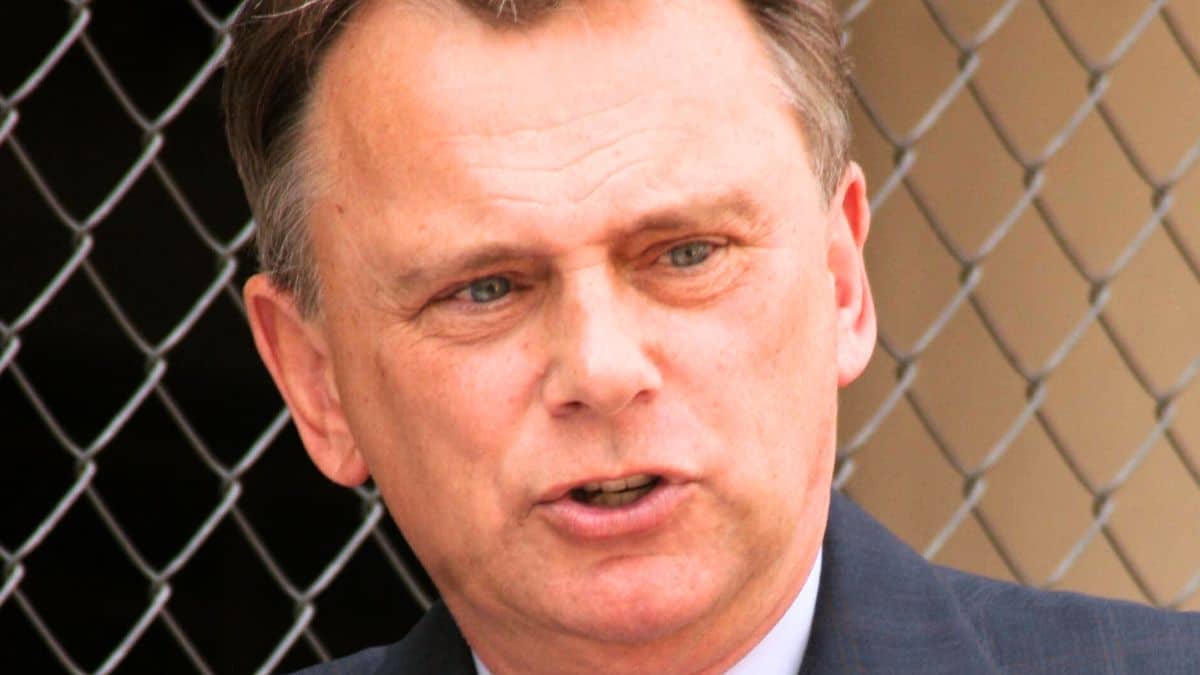 Pat Sajak furiously stops game over Wheel of Fortune contestant's wrong ...